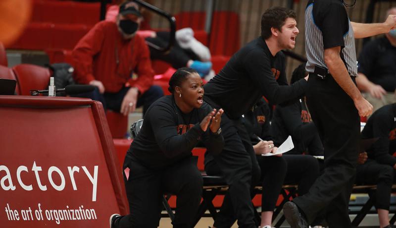 Doshia Woods Enlivens, Inspires Women's Basketball Team | University of ...